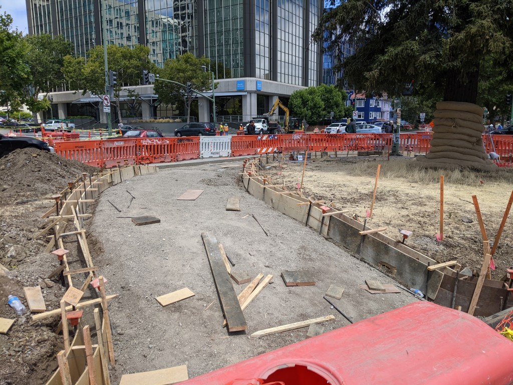 Eyes on the Street: OakDOT Adds Bicycle Cut-Through to Harrison/Grand ...